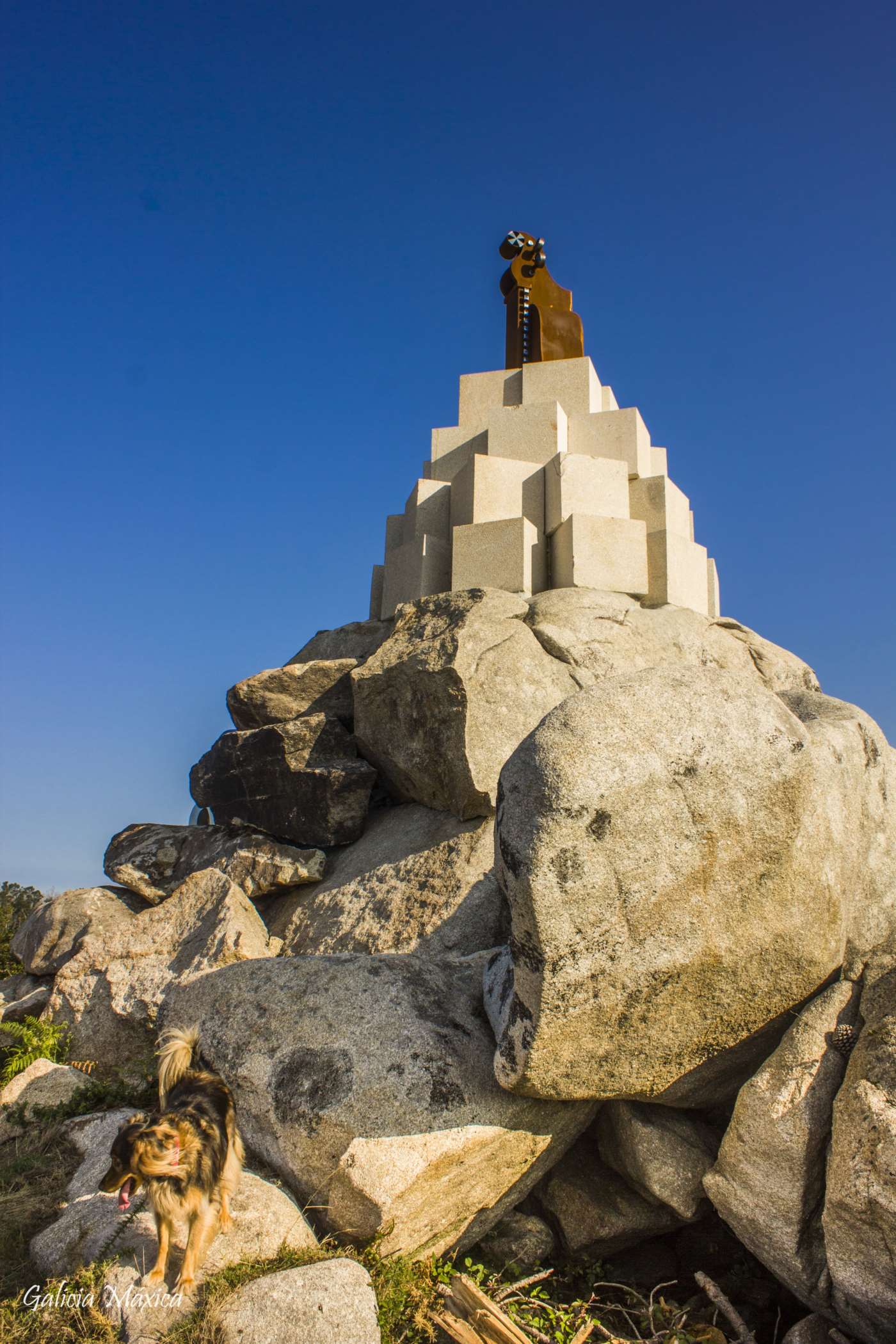 Monumento a Milladoiro en Chandebrito | GALICIA MÁXICA